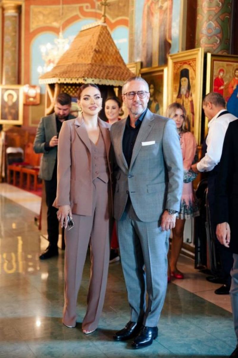 Reghe și Corina îmbrăcați de o botoșăneancă la botezul primului lor ... Reghe și Corina îmbrăcați de o botoșăneancă la botezul primului lor ...